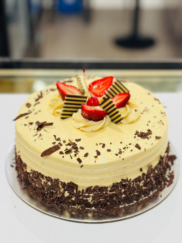 IS39 Snickers Sponge – Flavours Inn - Cakes and Sweets Shop In ...